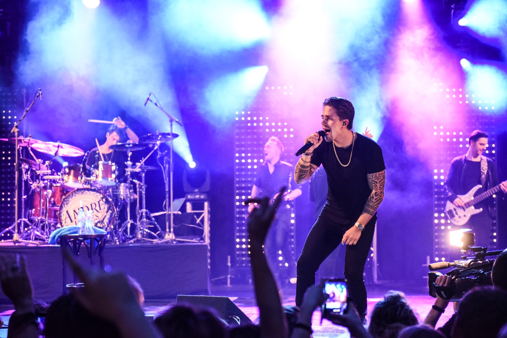 André Hazes jr. met eigen live band in Sportcentrum Leek | InfoLeek