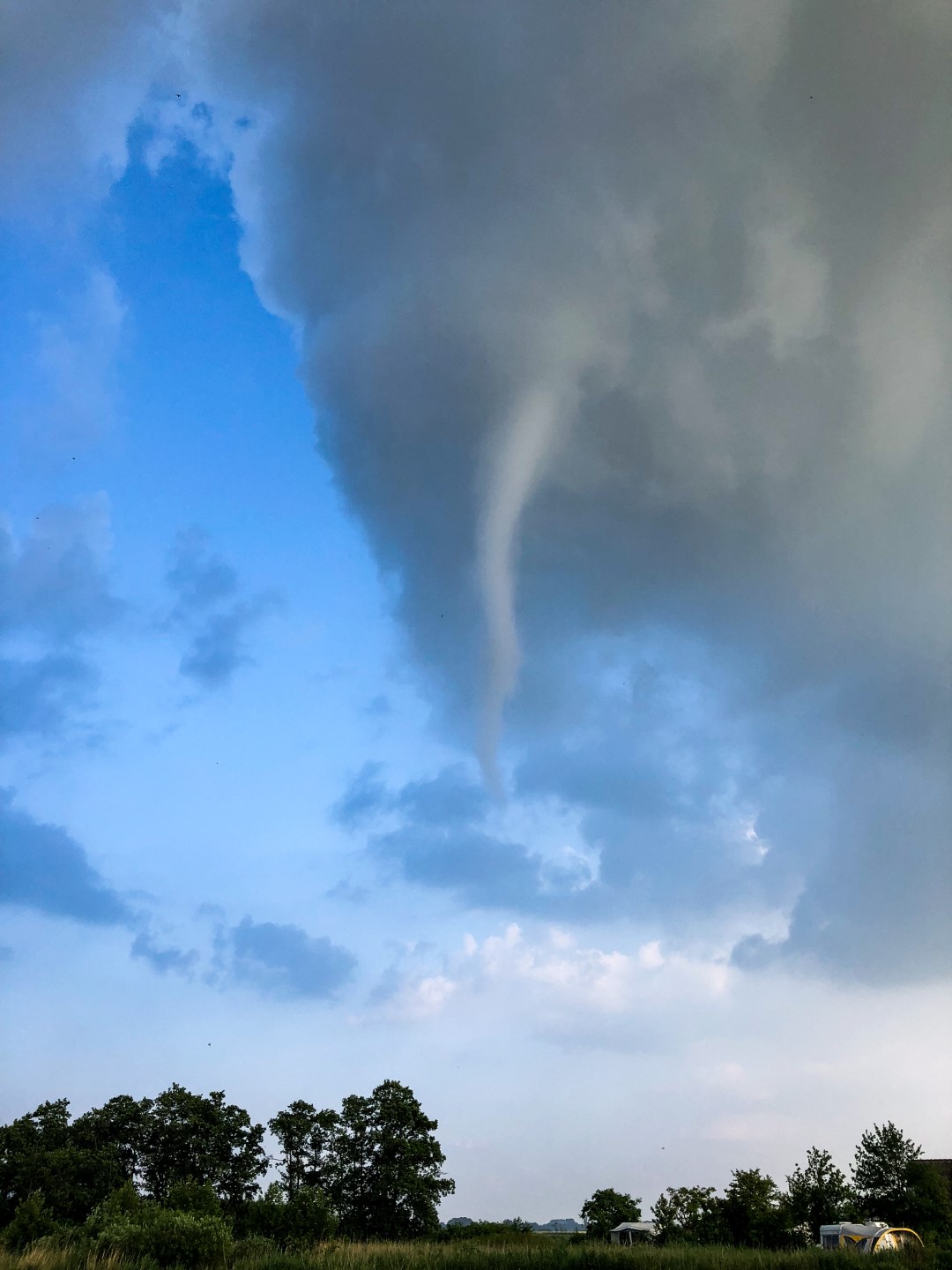 Windhoos gespot boven Leekstermeer | InfoLeek