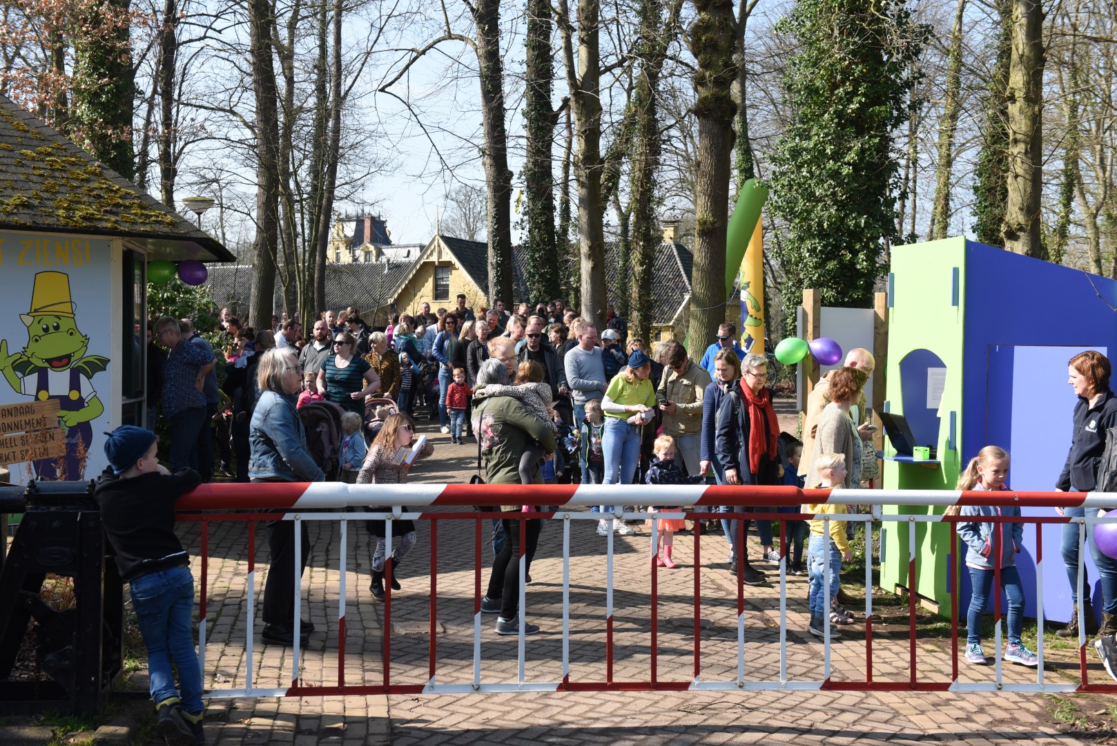 Zonnige en drukke seizoensopening bij Familiepark Nienoord (Video ...
