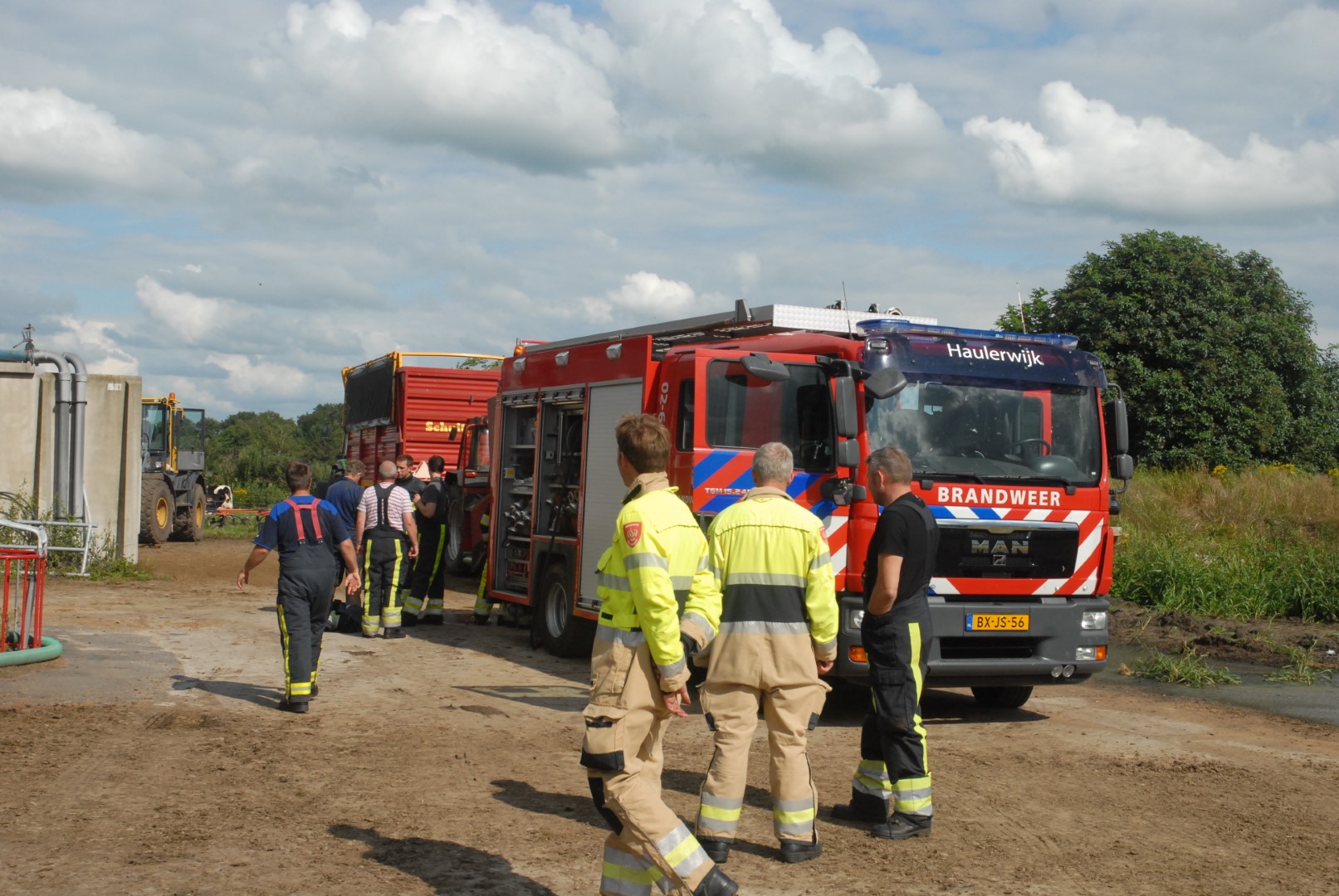 Pink belandt in mestput en wordt bevrijd door brandweer | InfoLeek