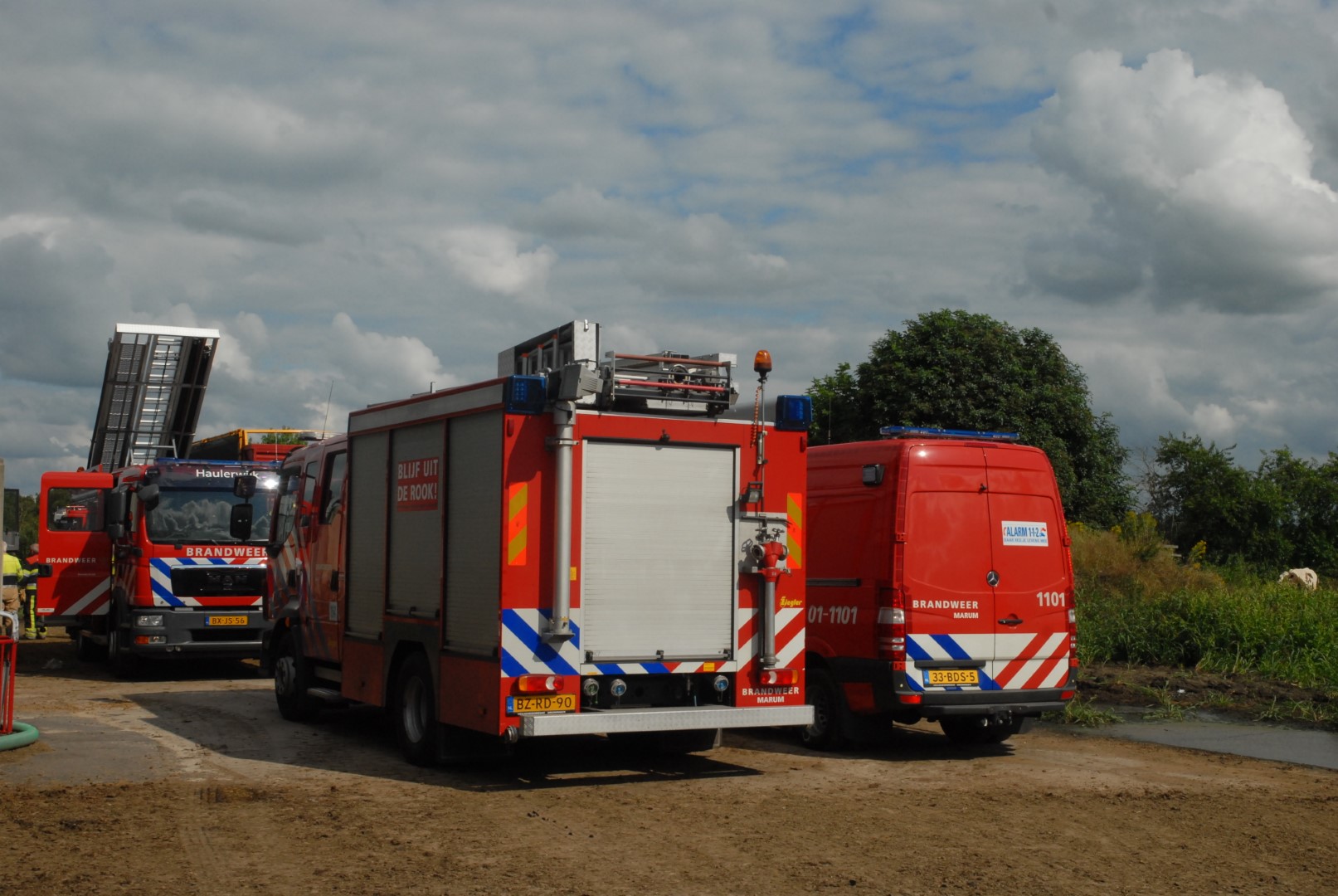 Pink belandt in mestput en wordt bevrijd door brandweer | InfoLeek
