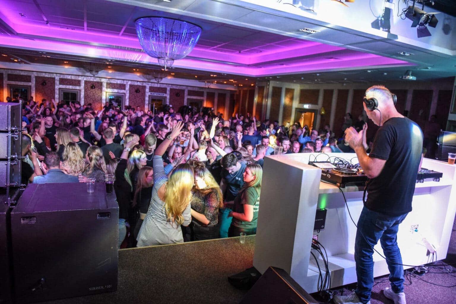 Gezellige Mega90's in de Postwagen in Tolbert (Foto's) | InfoLeek
