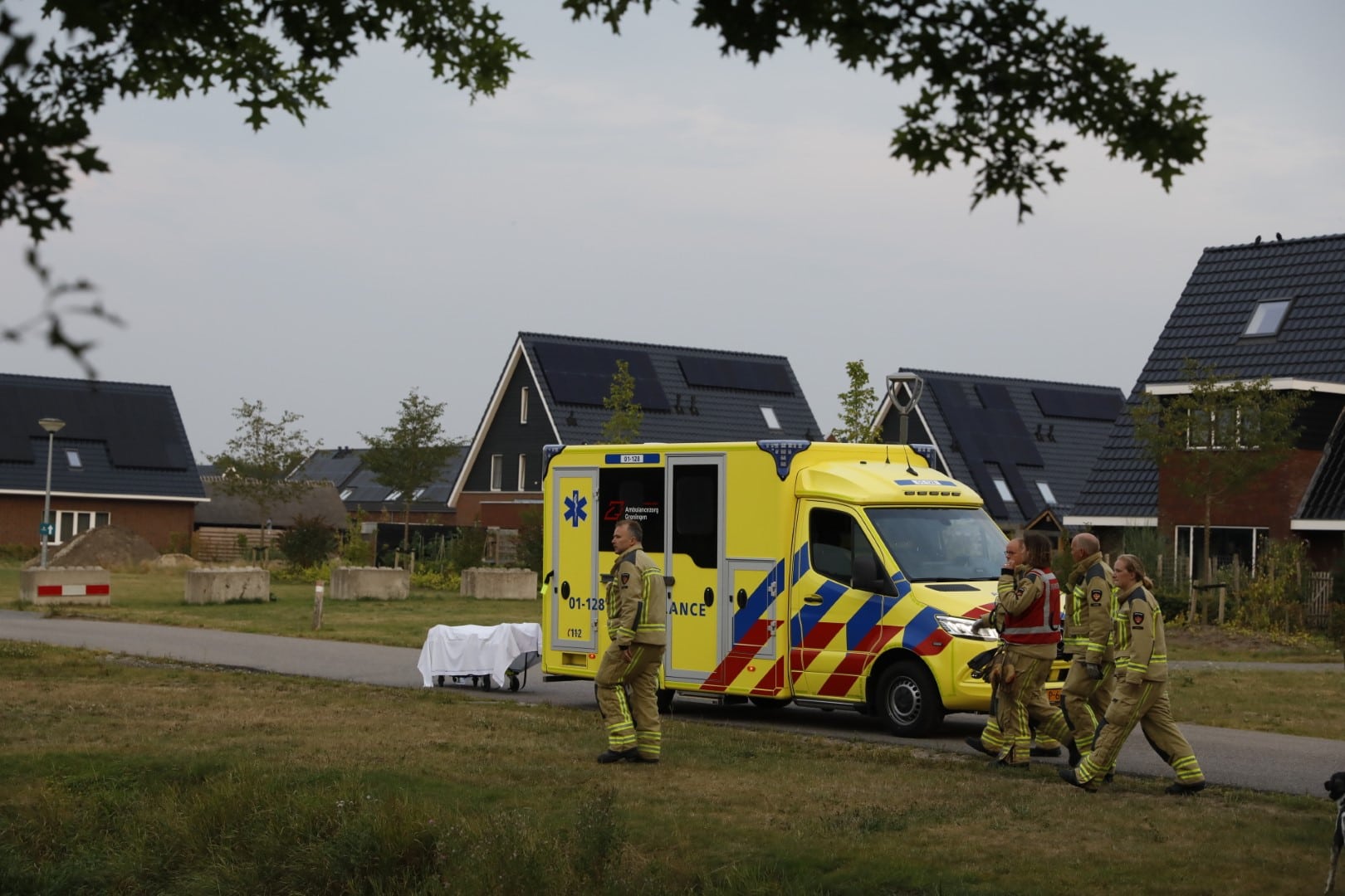Vrouw komt ongelukkig ten val bij dijk langs de Houtsingel in Leek ...