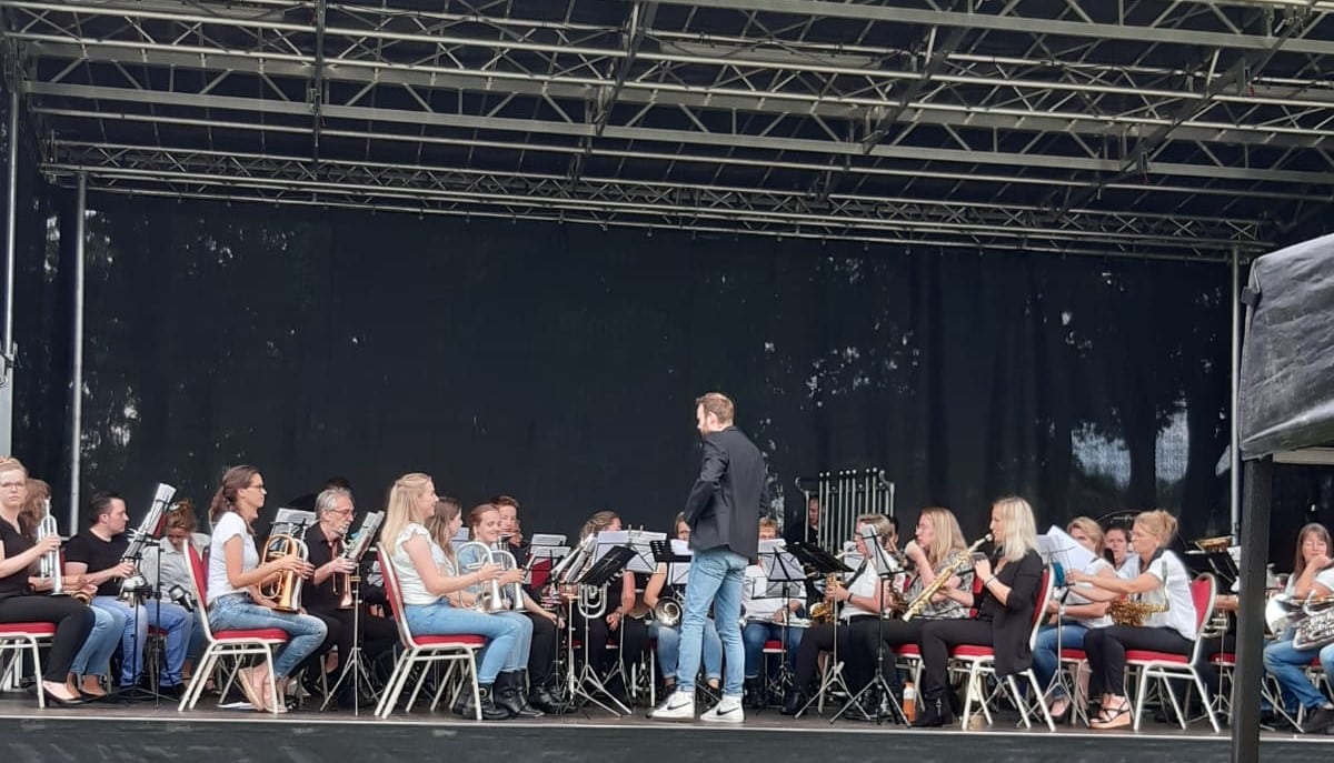 Koninklijke Erepenning voor 100-jarige muziekvereniging De Bazuin - Oozo.nl