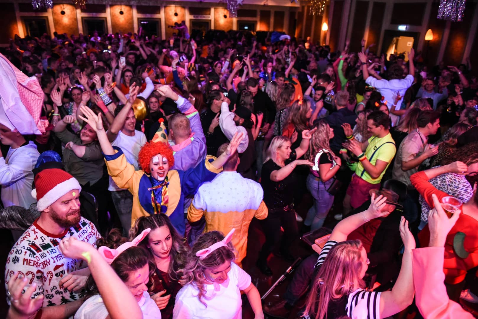 Foute Feest Tolbert extra feestelijk en een volle zaal! (Foto’s) - Oozo.nl