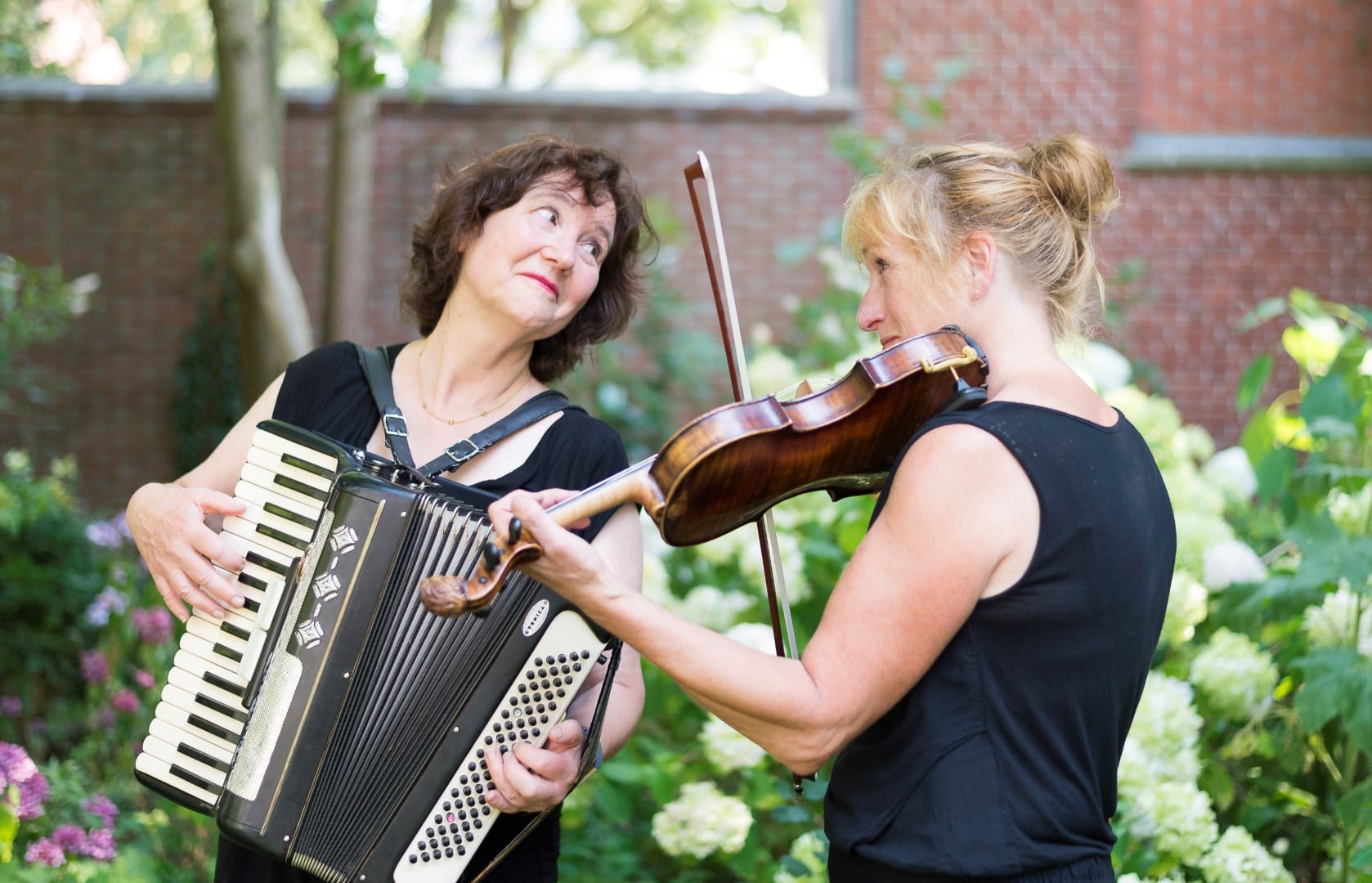 Di Sheyne Sisters en Klezmer & Co op 7 mei bij Grandcafé Borg Nienoord ...