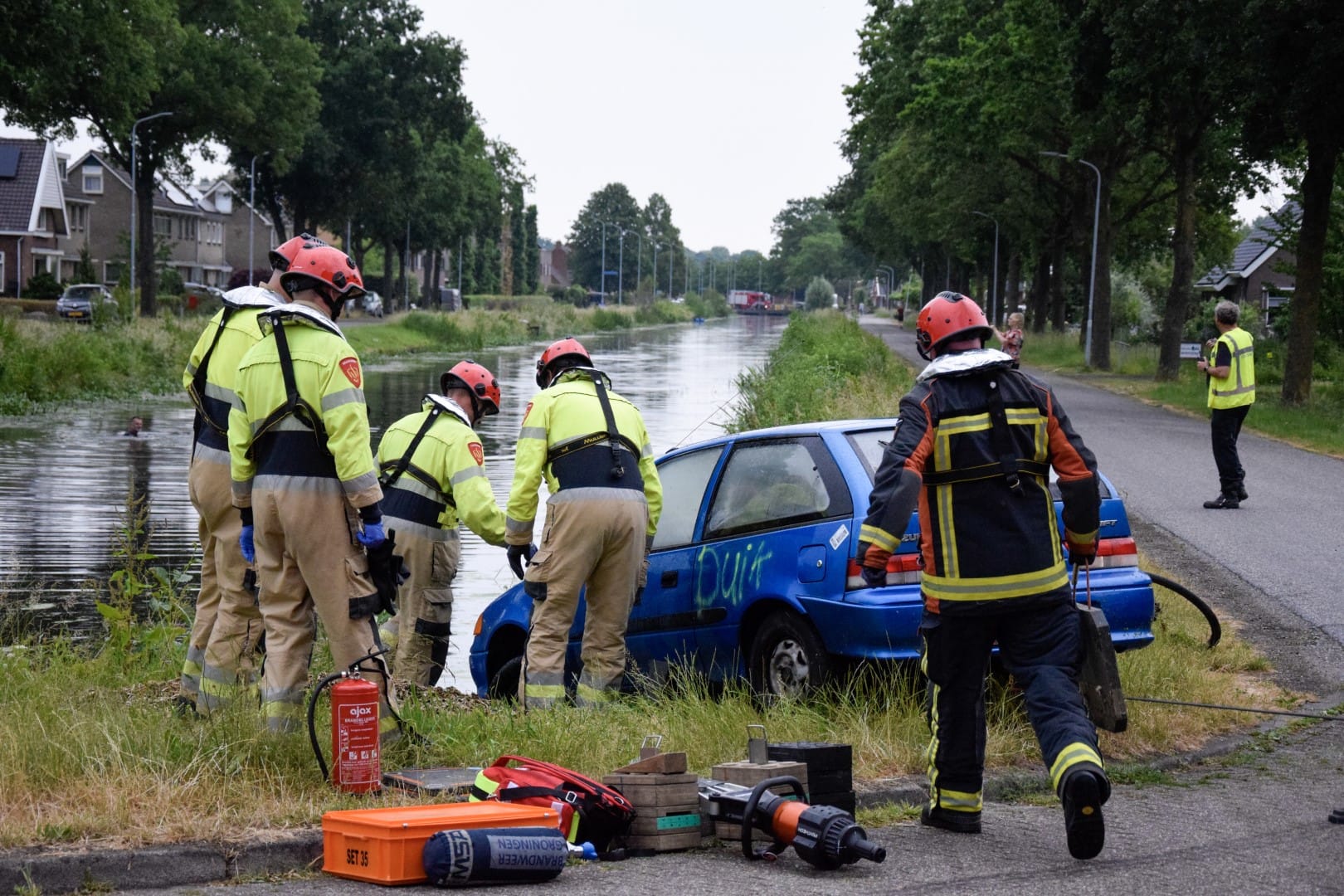 Brandweer Leek en duikers van brandweer Groningen redden persoon uit ...