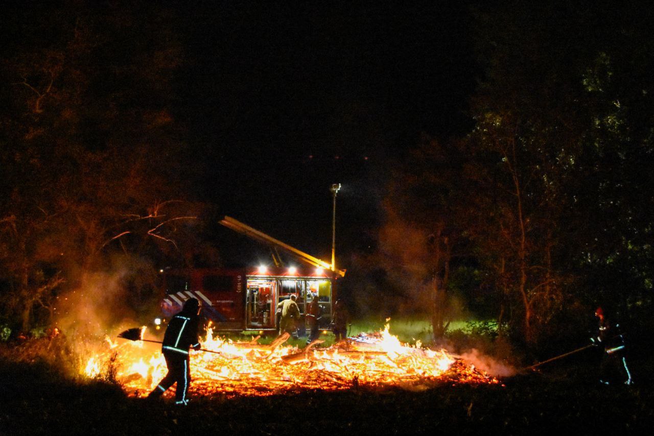 Brandweer Leek en Roden blussen nachtelijke buitenbrand in Boerakker ...