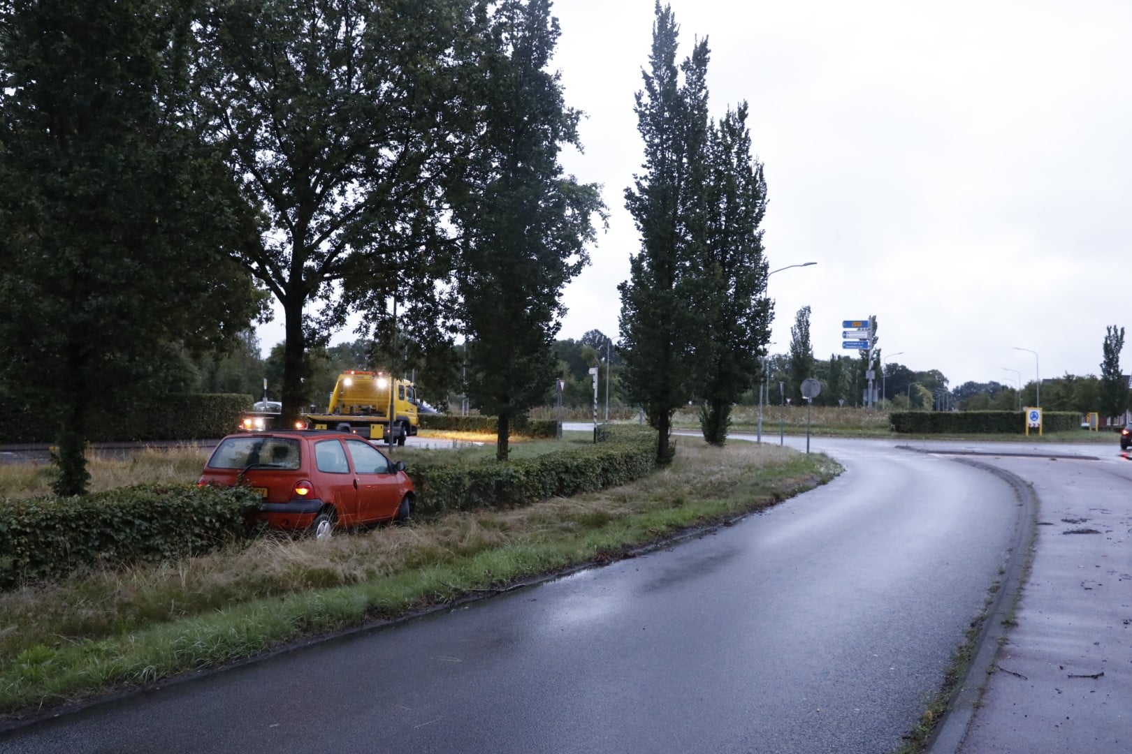 Automobilist verliest macht over het stuur en belandt in heg naast Oldebertweg | InfoLeek