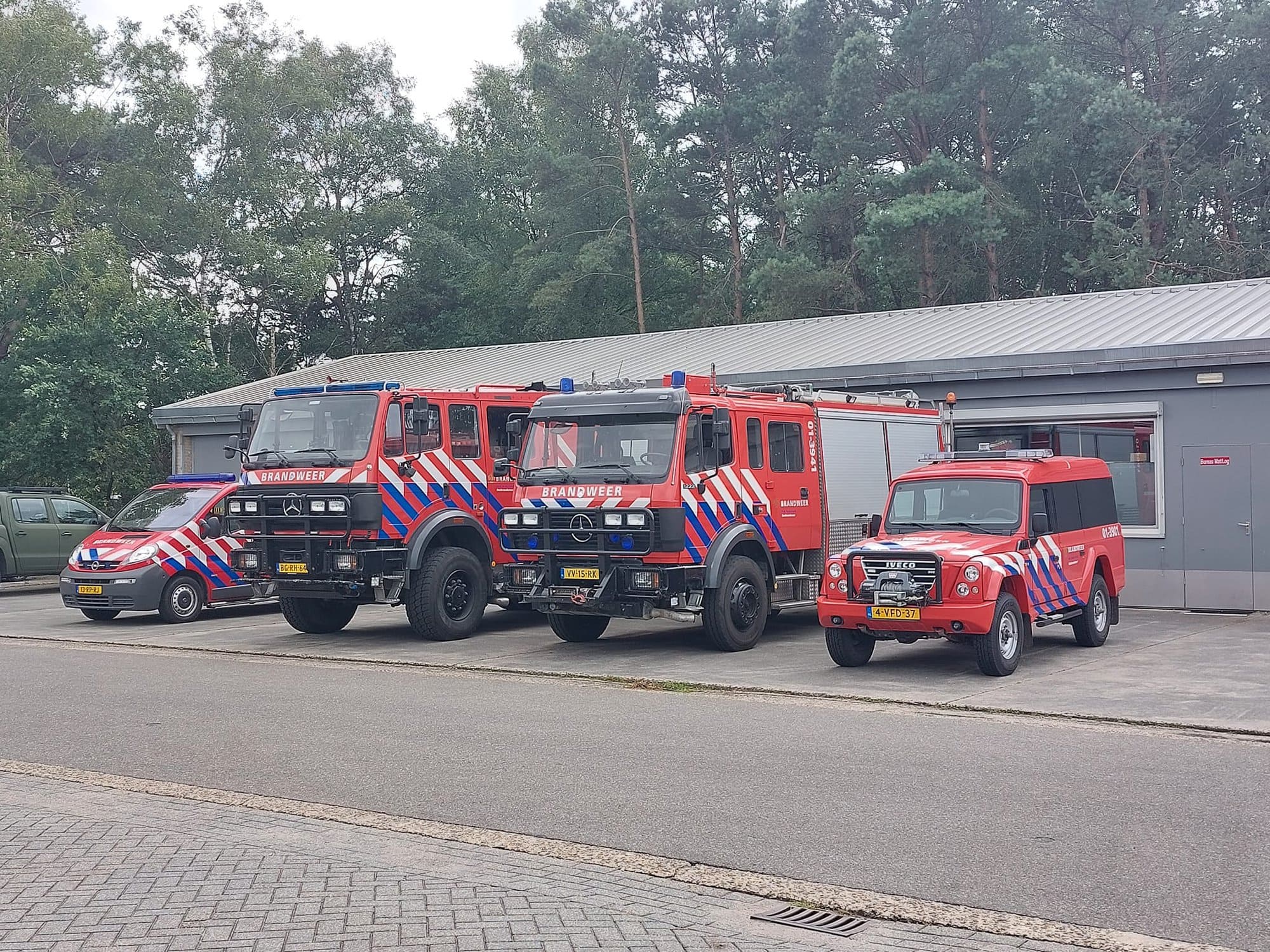 Bosbrandweer Noord-Nederland bezoekt brandweerkazerne Artillerie Schiet ...