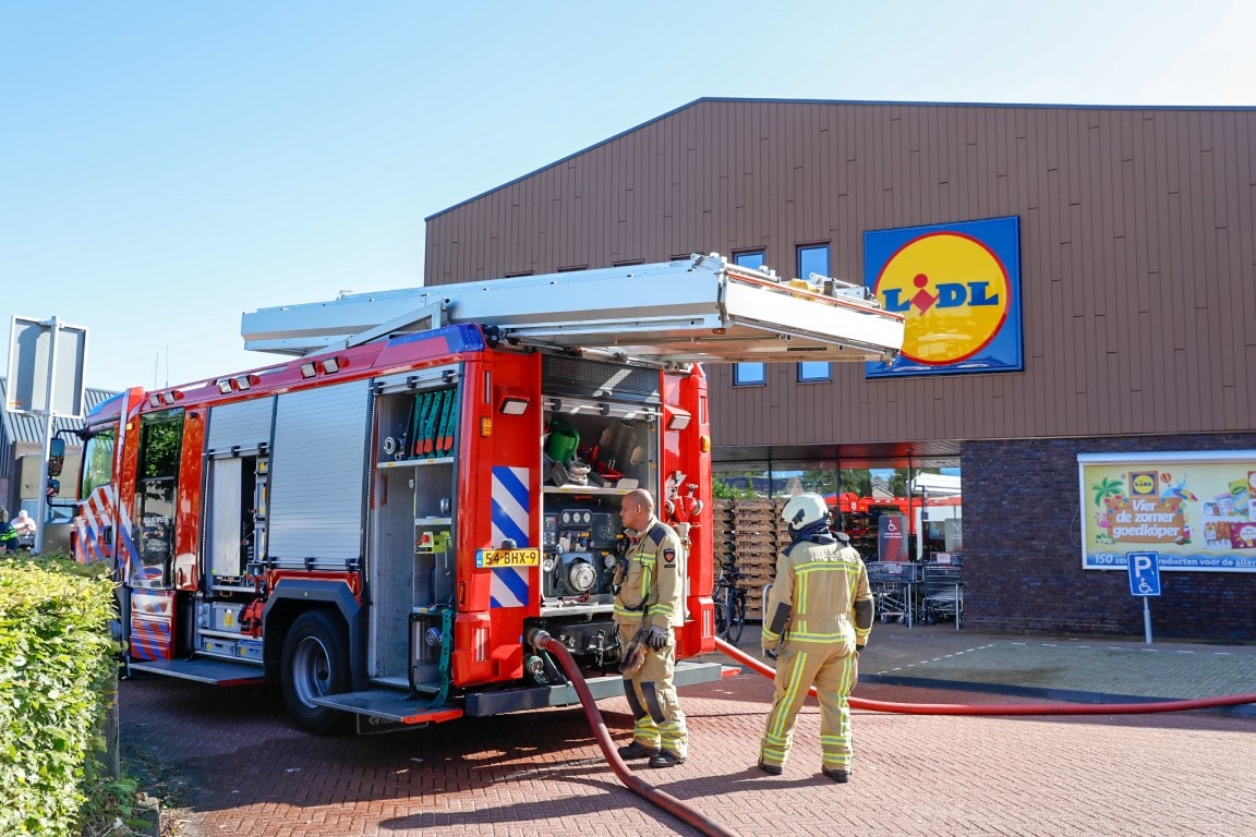 Brandweer Leek assisteert bij brand in Lidl Roden - Oozo.nl