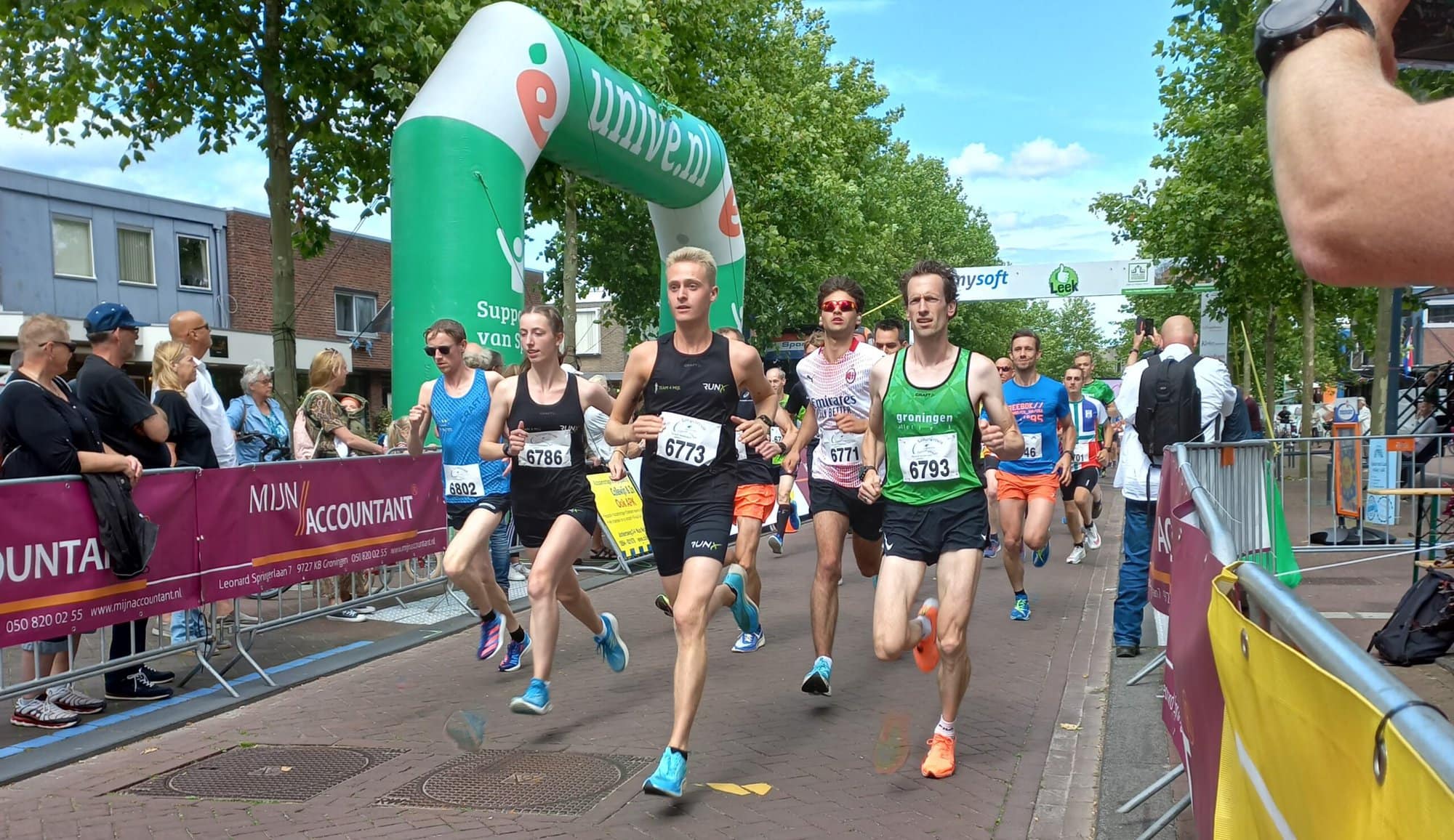 Burgemeester Ard van der Tuuk geeft startschot bij 4 Mijl van Leek ...