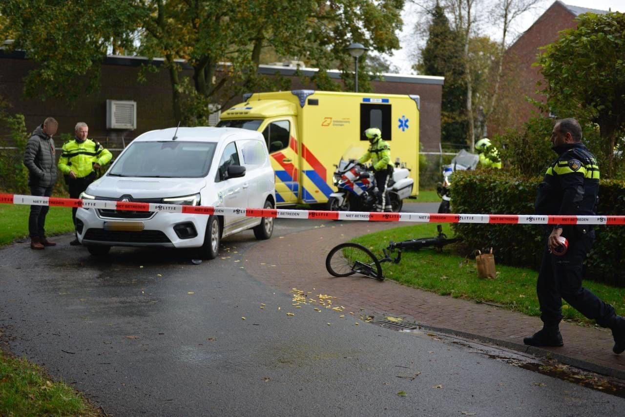 Fiets dwars door midden na botsing met auto in Leek; traumahelikopter ...