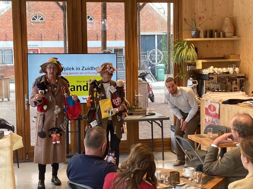 Ludieke presentatie voor Weggeefplek in Pand10A Zuidhorn; in de race ...