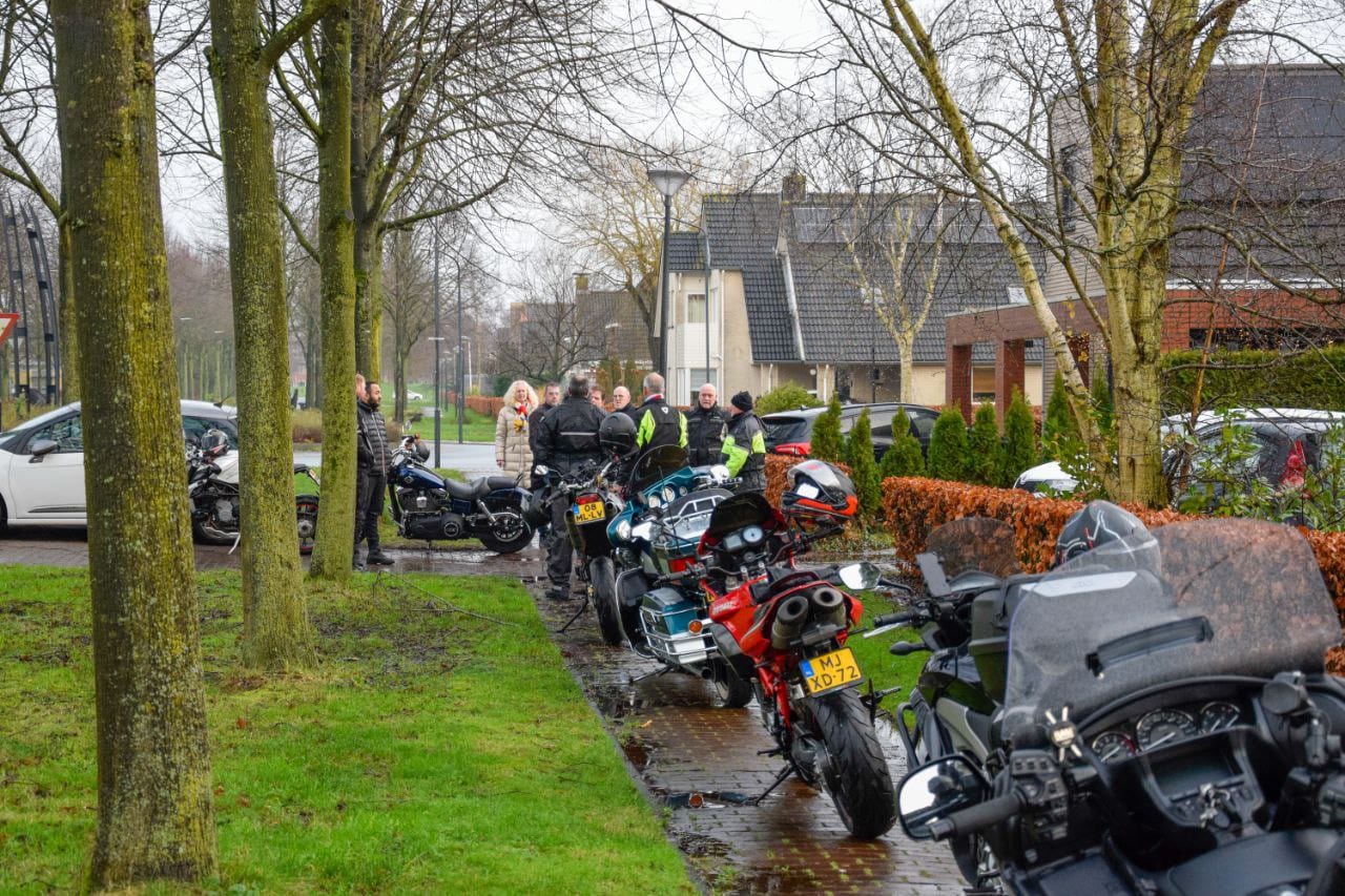 Buurtbewoners en groep motorrijders bewijst laatste eer aan Bert Suurd ...