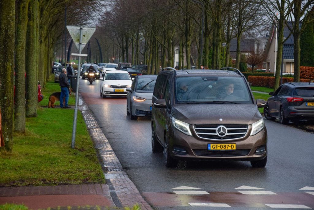 Buurtbewoners en groep motorrijders bewijst laatste eer aan Bert Suurd ...