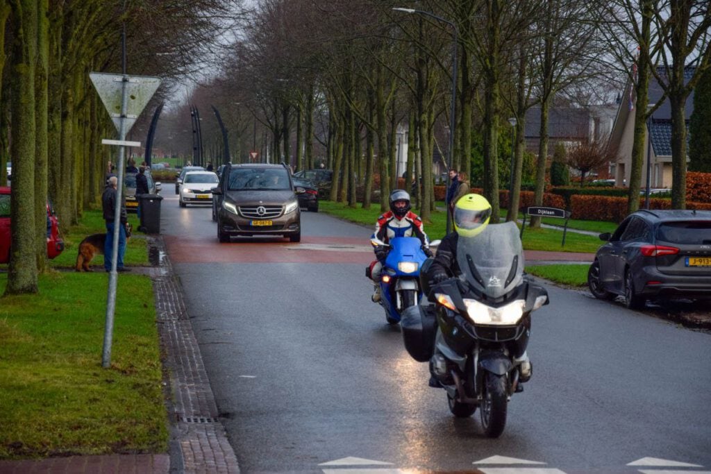 Buurtbewoners en groep motorrijders bewijst laatste eer aan Bert Suurd ...
