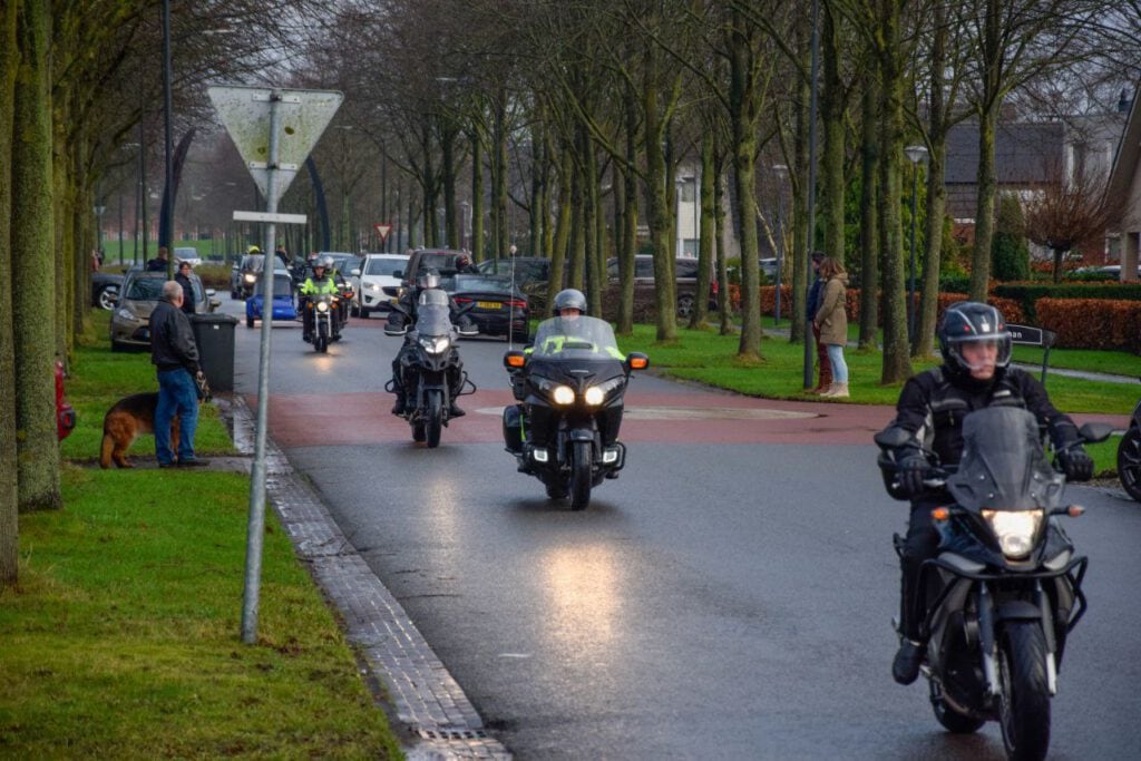 Buurtbewoners en groep motorrijders bewijst laatste eer aan Bert Suurd ...
