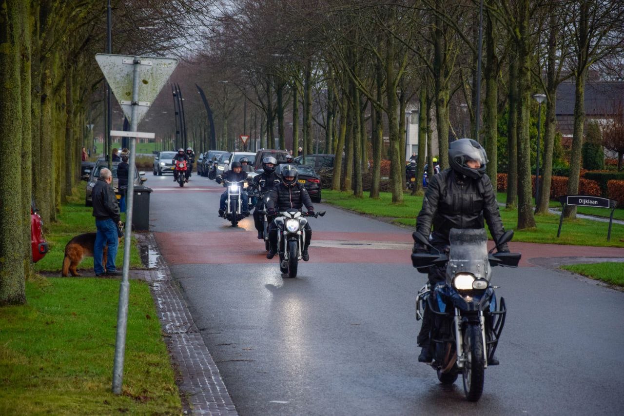 Buurtbewoners en groep motorrijders bewijst laatste eer aan Bert Suurd ...