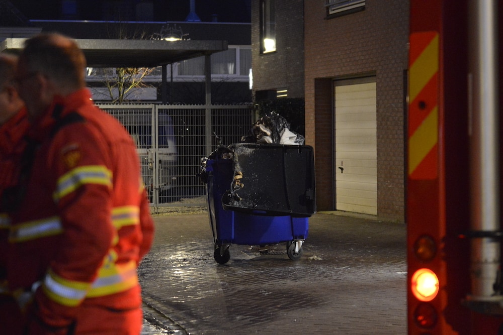 Afvalcontainer in brand in het centrum van Leek | InfoLeek