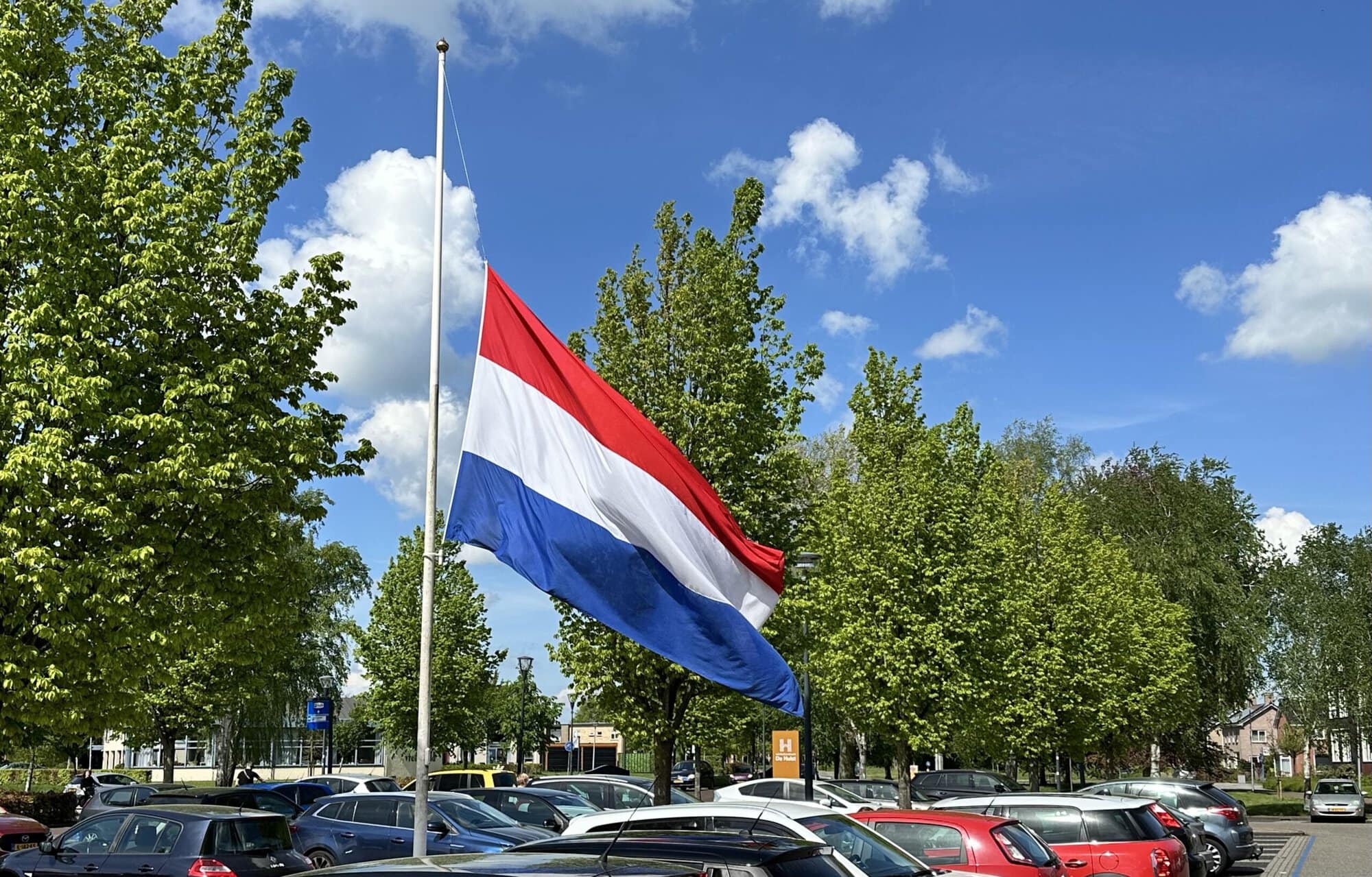 Burgermeester Ard van der Tuuk verzoekt dringend de Nederlandse vlag ...