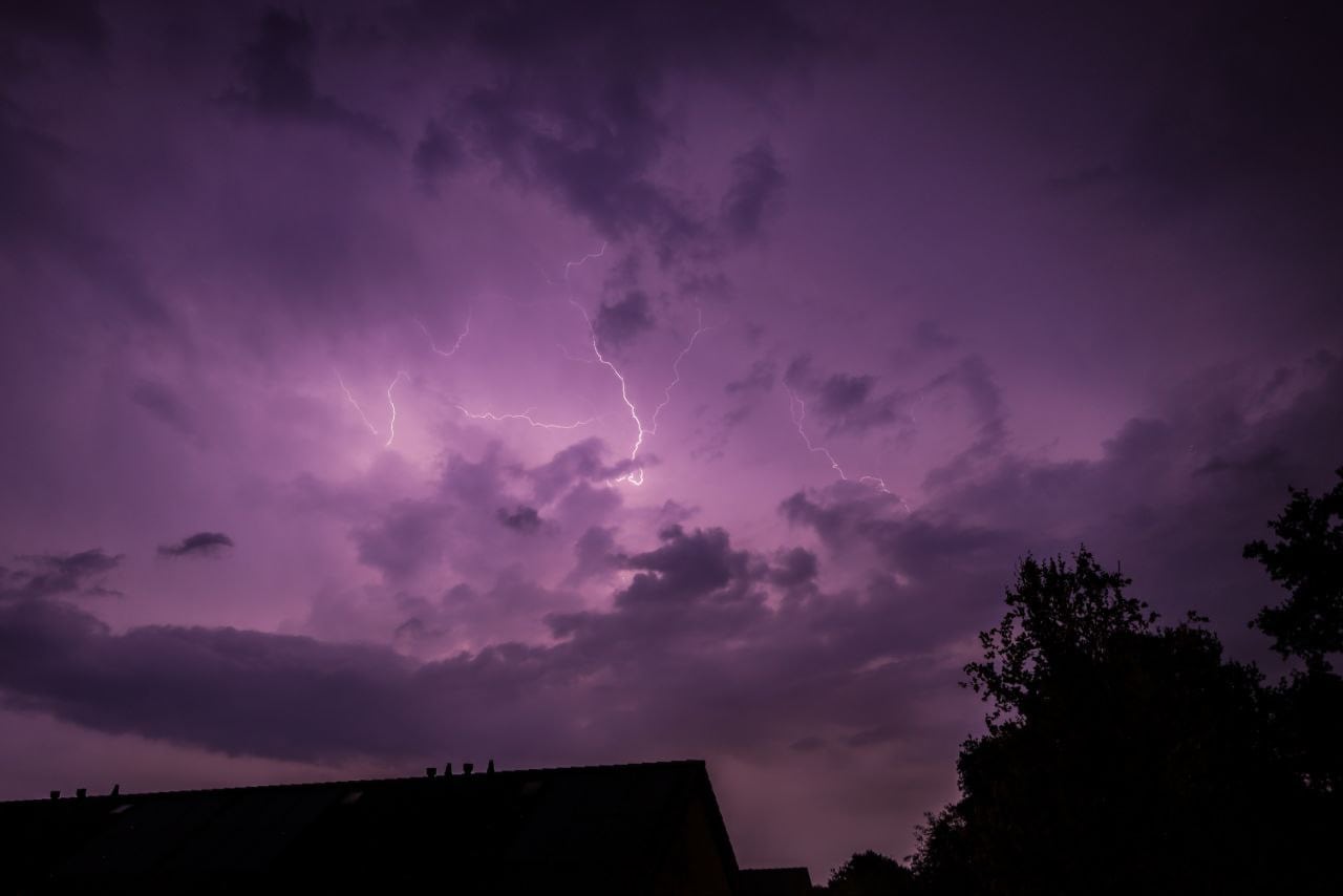 Code geel voor vanavond wegens onweersbuien, hagel en harde windstoten | InfoLeek