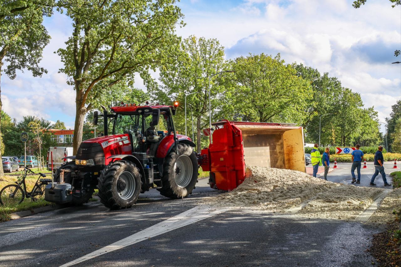 Kieper met zand gekanteld op de Auwemalaan in Leek; weg in beide ...