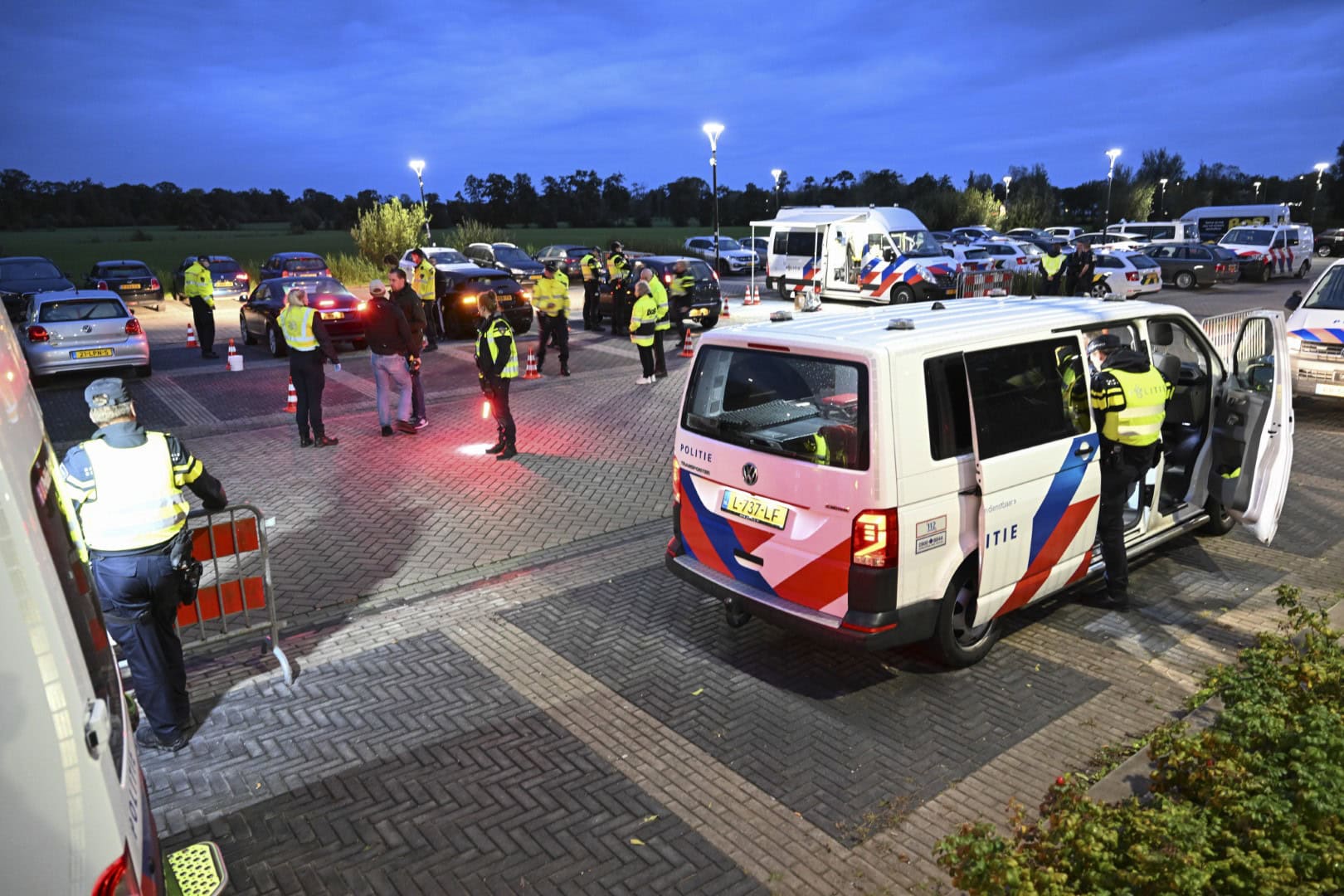 Grootschalige verkeerscontrole op P+R nabij A7 Leek: "Samenwerking tussen Politie, Douane en ...