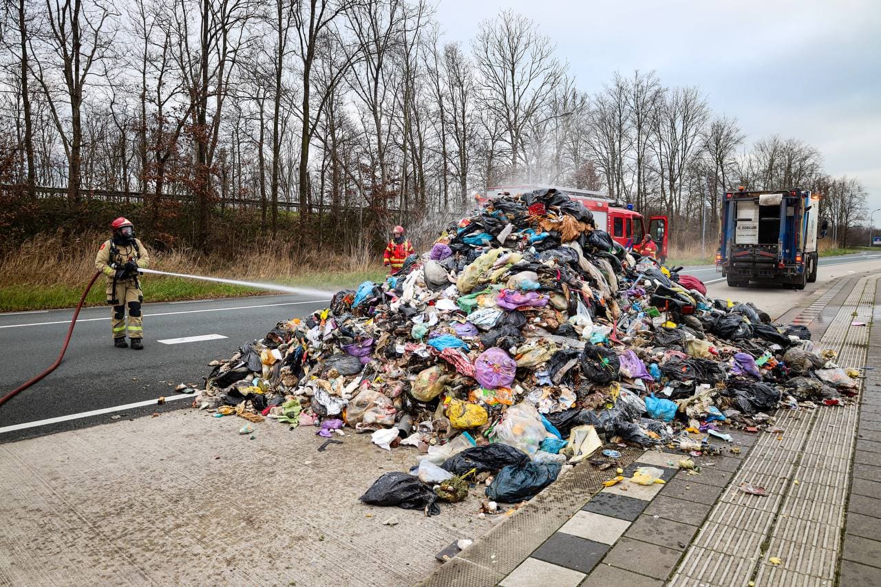 Brand in vuilniswagen nabij P+R Leek: afval op straat gedumpt en door brandweer geblust | InfoLeek