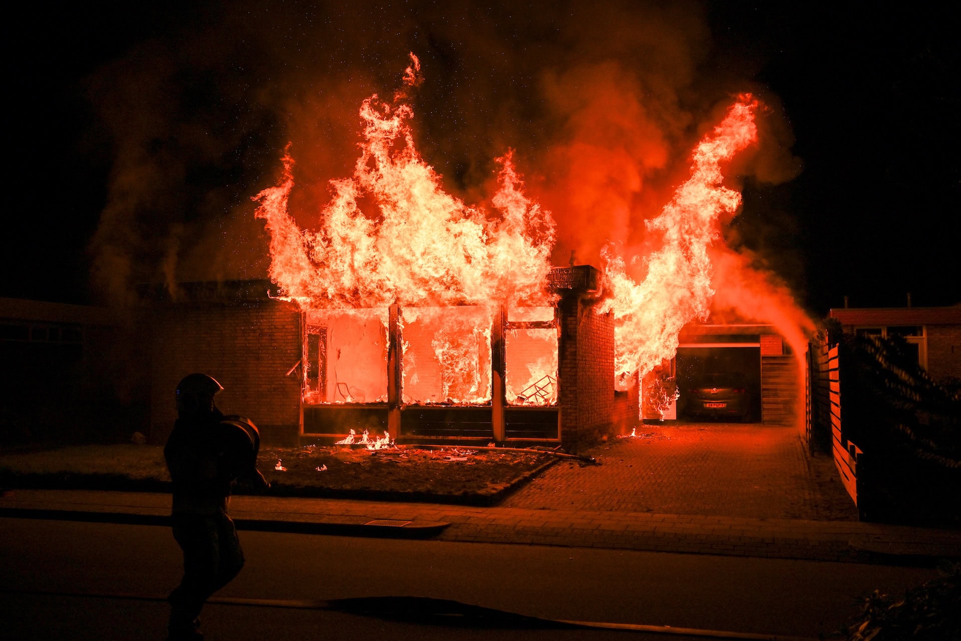 Grote uitslaande brand verwoest bungalow woning in Zevenhuizen; één ...
