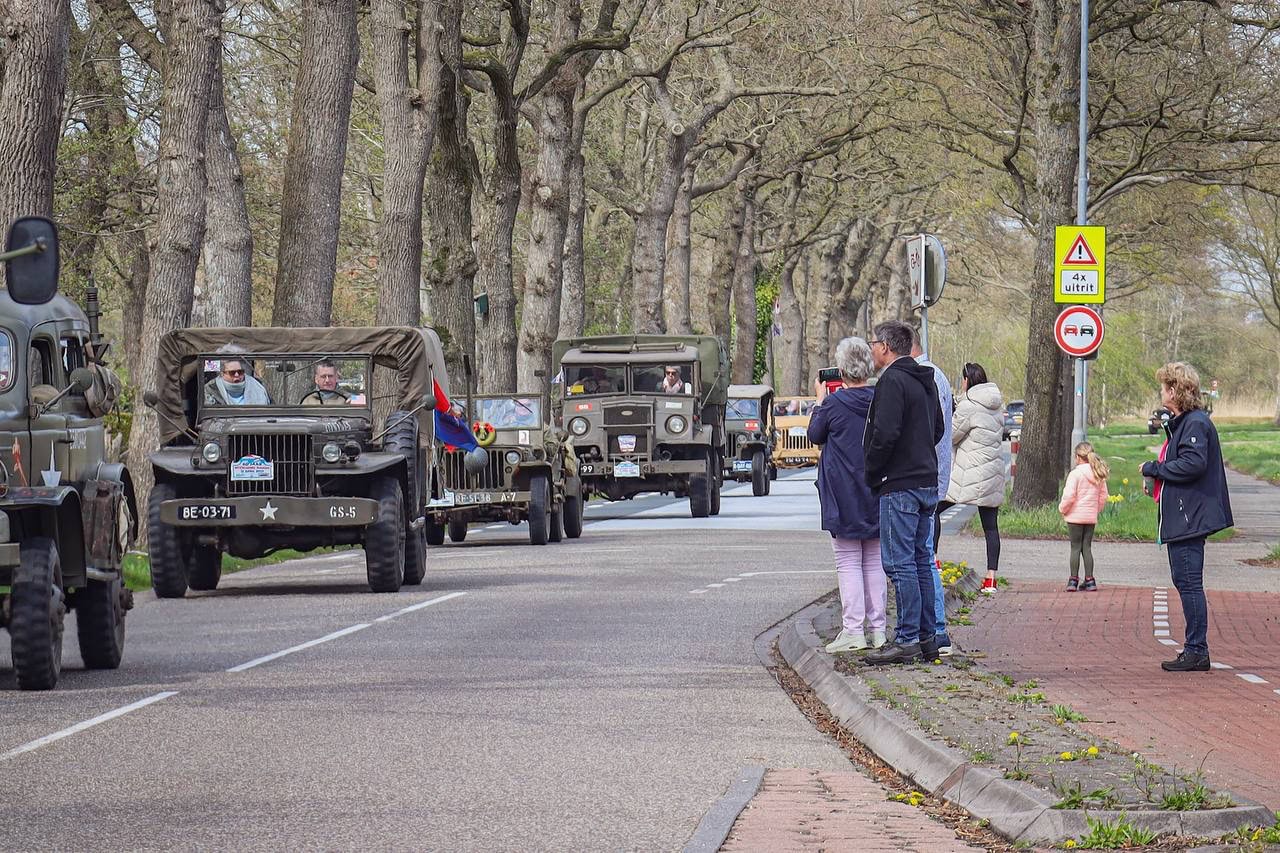 Historische bevrijdingstocht met legervoertuigen trok vandaag door ...