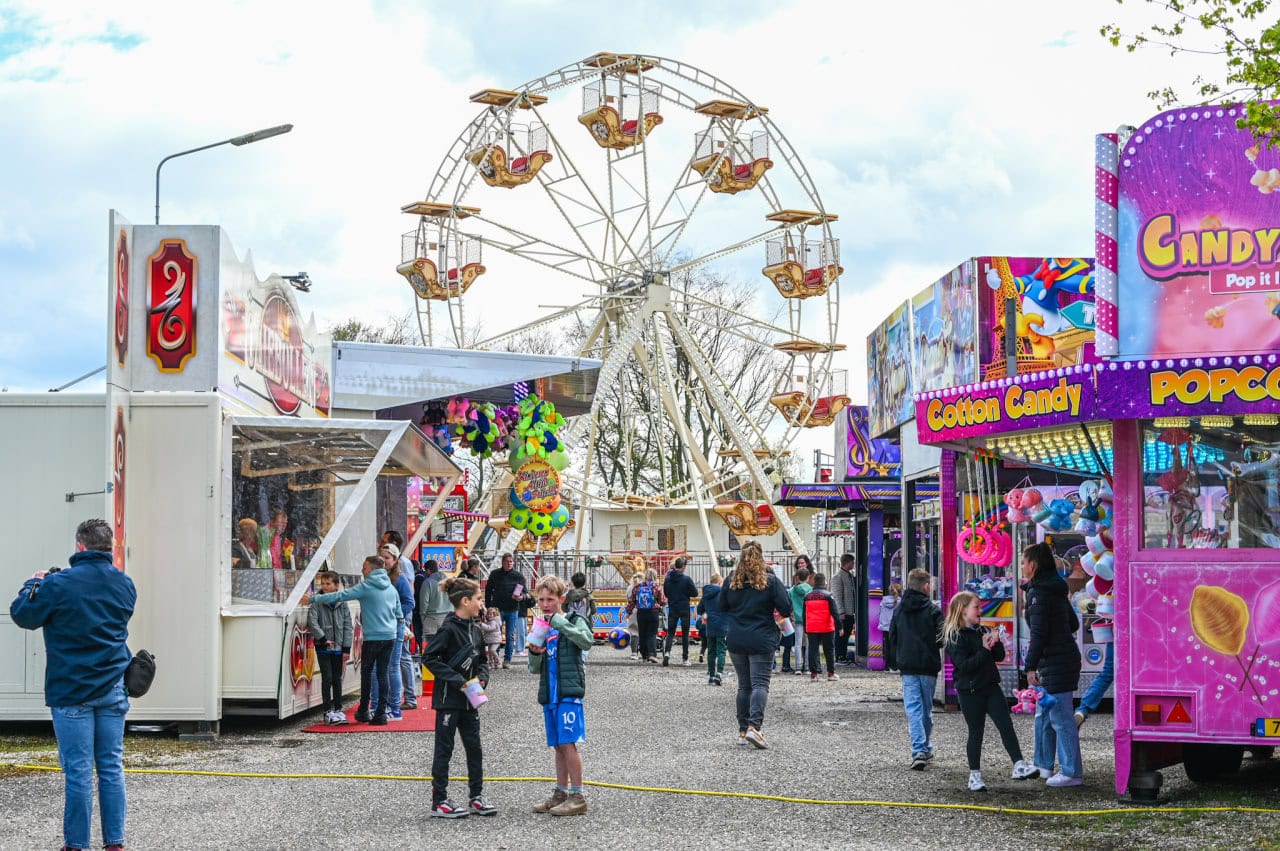 Marum viert 100 jaar kermisplezier met zon, sfeer en nostalgie - Oozo.nl