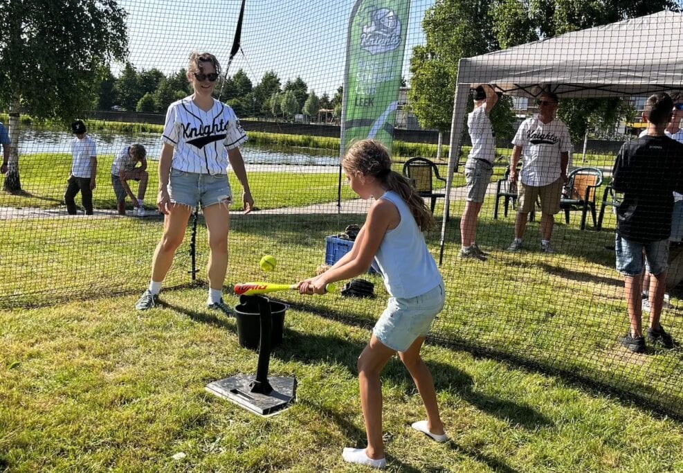 Base- en Softbalclub Knights Leek laat kinderen kennismaken met honkbal ...