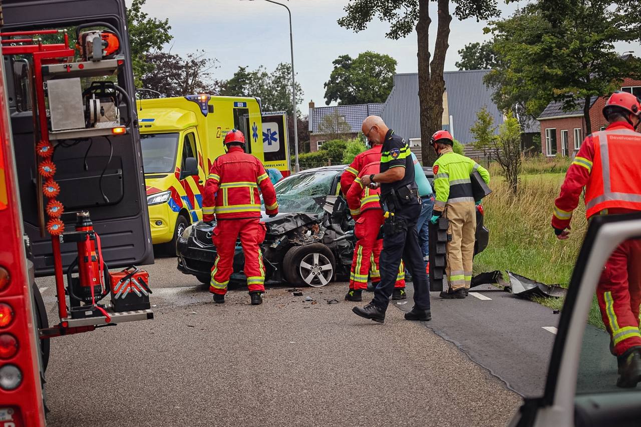 Ernstig eenzijdig ongeval op De Holm in Tolbert, bestuurder met spoed naar ziekenhuis (Video ...
