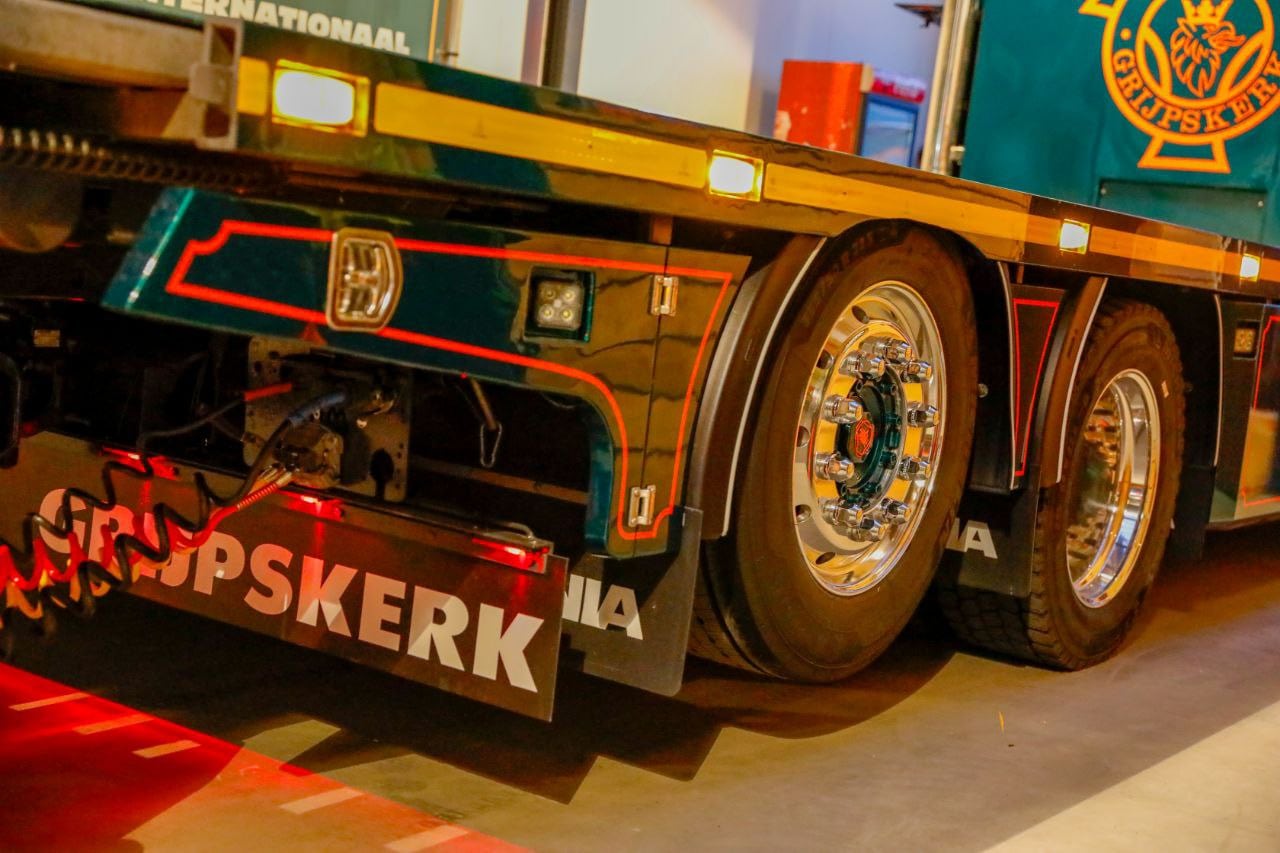 Pieter Zuidema uit Grootegast strijdt met zijn vrachtwagen mee om titel ...