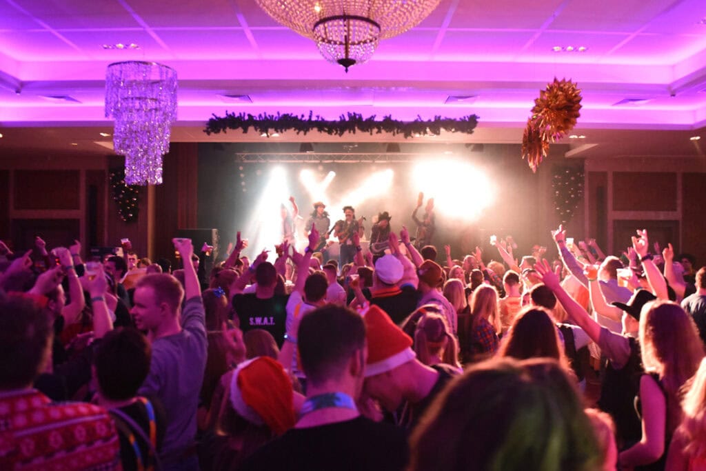 Vier najaarsfeesten in de Postwagen Tolbert: van Jaren 80 tot MEGA90's | InfoLeek