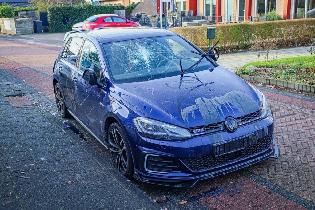 Auto volledig vernield en ruit van woning ingegooid aan de Lijnbaan in ...